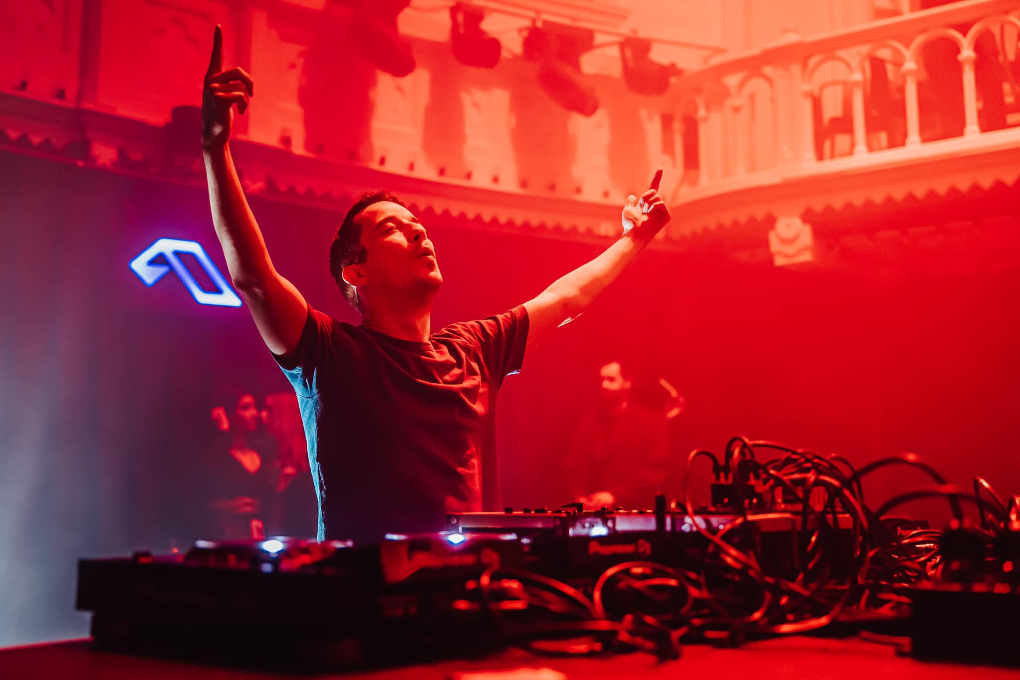 Oliver Smith drops a fantastic new tune 'Make Me Feel' on Anjunabeats