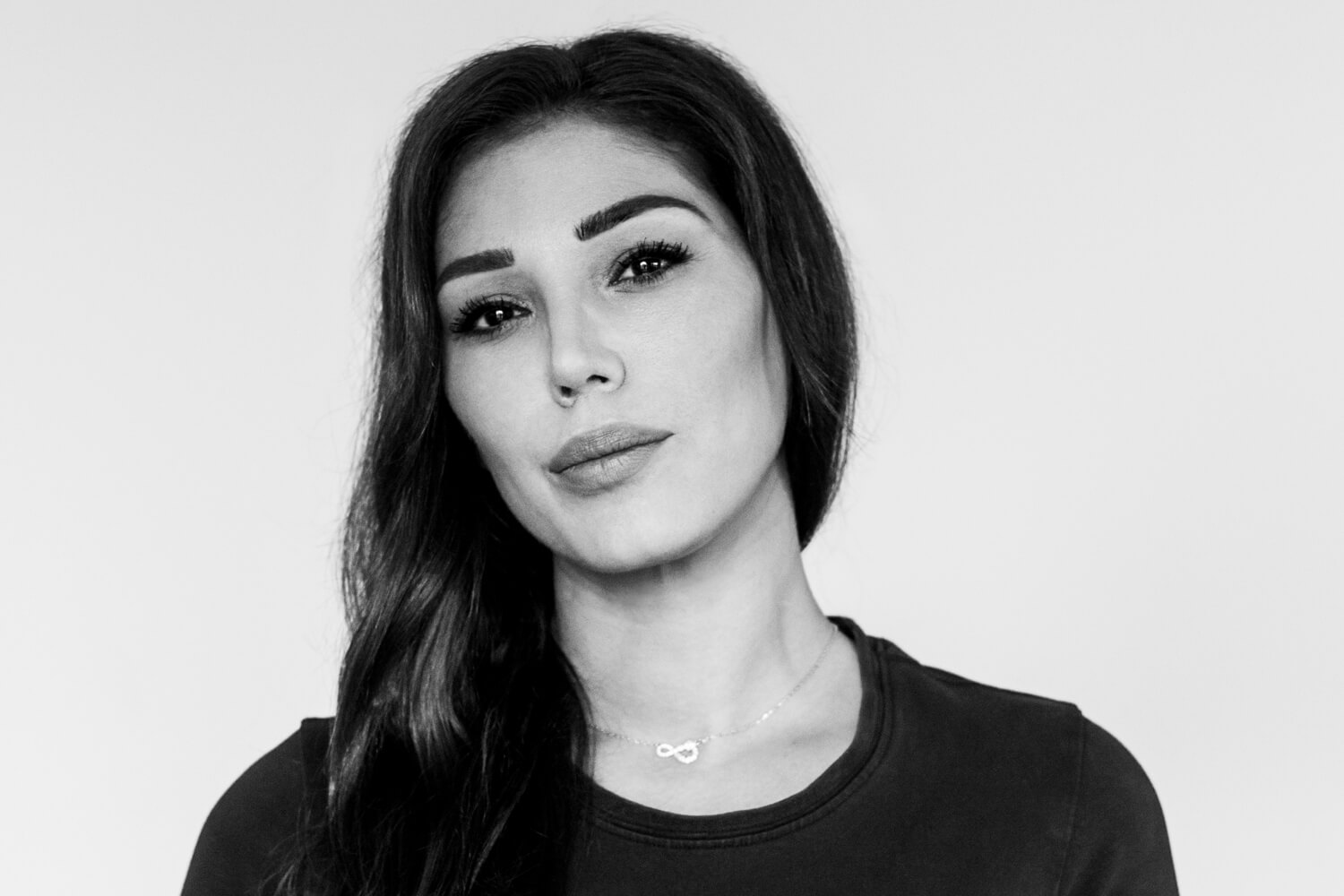 Simina Grigoriu shares new single 'Give Me A Voice'